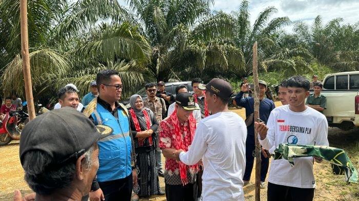 Jelang HUT RI Ke-79, PLN Sukses Nyalakan Listrik 13 Desa di Sintang - Tribunpontianak.co.id