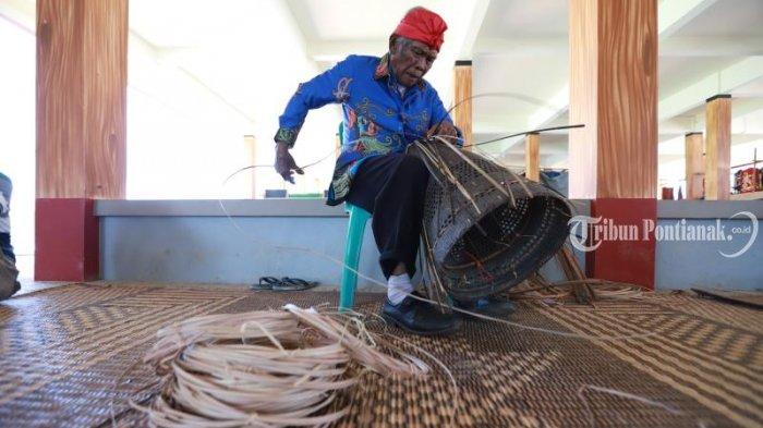 FOTO: Lomba Nganyam Takint di Festival Budaya Dayak ke-1 Kalimantan ...