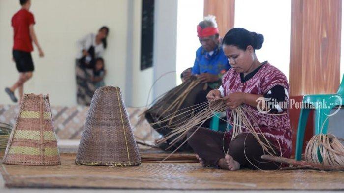 FOTO: Lomba Nganyam Takint di Festival Budaya Dayak ke-1 Kalimantan ...