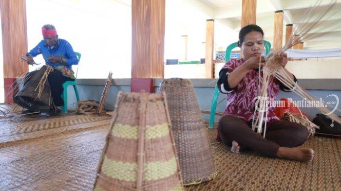 FOTO: Lomba Nganyam Takint di Festival Budaya Dayak ke-1 Kalimantan ...