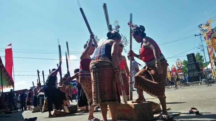 Lomba Numbuk Padi Meriahkan Pekan Gawai Dayak Sintang 2019 - Tribunpontianak.co.id
