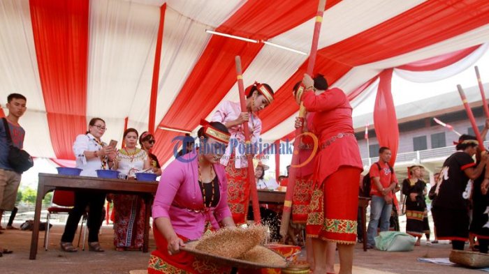 Foto-foto Lomba Menumbuk Padi dan Menampi di Pekan Gawai Dayak ke-32 ...