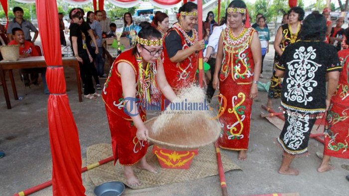 Foto-foto Lomba Menumbuk Padi dan Menampi di Pekan Gawai Dayak ke-32 ...
