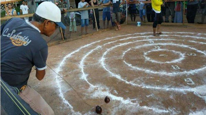TRIBUNWIKI: Permainan Tradisional Pangkak Gasing Tetap Lestari di ...