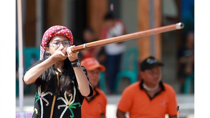 Lomba Sumpit Perorangan Puteri Dalam Festival Budaya Dayak ke-1 di ...