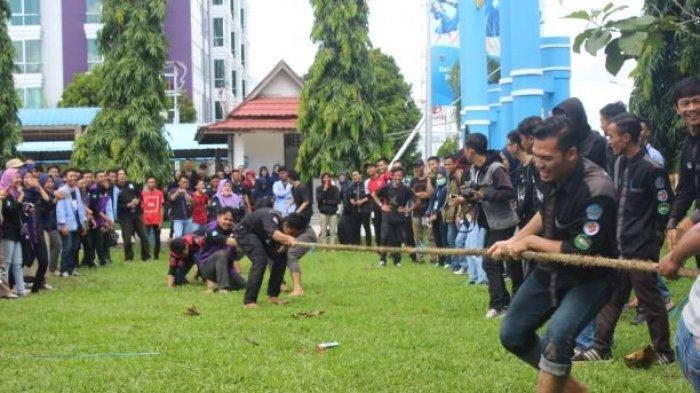 Keseruan Lomba Tarik Tambang Politeknik Negeri Pontianak Bersama HMJ dan BEM - Tribunpontianak.co.id