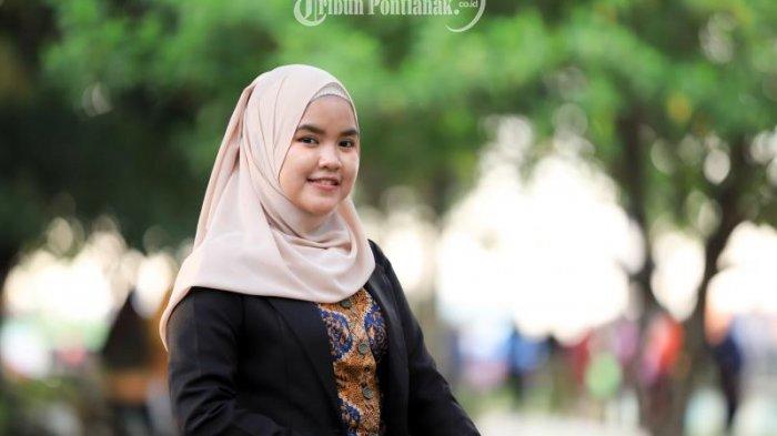 FOTO: Lihat Cantiknya Mega Puspita, Peraih Lulusan Terbaik Wisuda ...