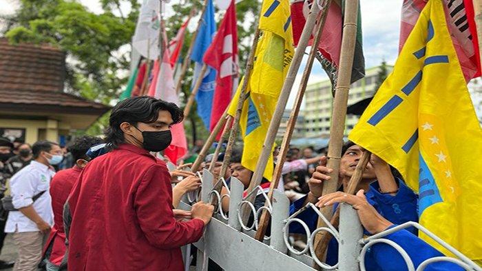 Terima Enam Tuntutan Aksi Mahasiswa, DPRD Kalbar Siap Suarakan ... Terima Enam Tuntutan Aksi Mahasiswa, DPRD Kalbar Siap Suarakan ...