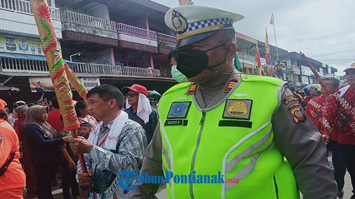 Ikut Berjalan Kaki, Kasat Lantas Polres Mempawah Kawal Pawai Tatung Cap ...
