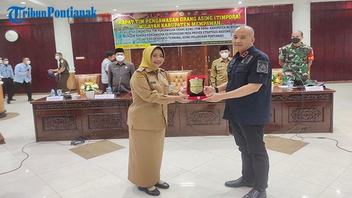 Bupati Erlina Harap TIMPORA Dapat Cegah Pelanggaran Keimigrasian Orang Asing di Mempawah ...