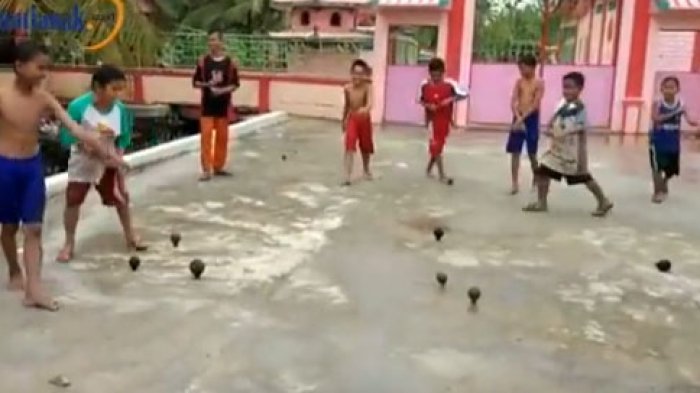 Anak-Anak Isi Waktu Luang dengan Main Gasing di Simpang Hilir ...