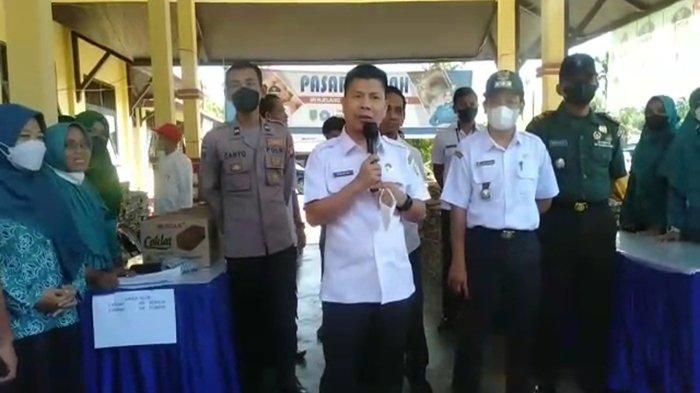Bupati Satono Tinjau Bazar Pangan Murah di Pasar Tradisional Selakau - Tribunpontianak.co.id