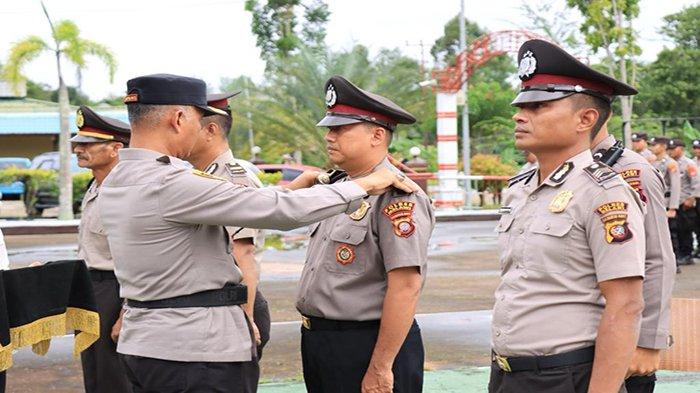 Kapolres Melawi Pimpin Upacara Kenaikan Pangkat 22 Personel Polres Melawi - Tribunpontianak.co.id
