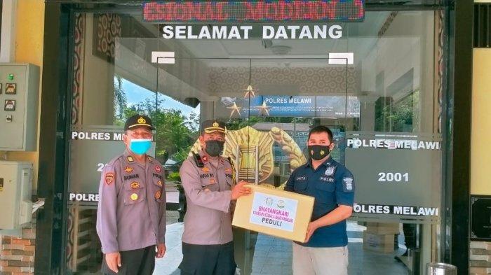 Polres Melawi Salurkan Bantuan Polda Kalbar dan Bhayangkari Kepada 55 Personel Terdampak Banjir ...