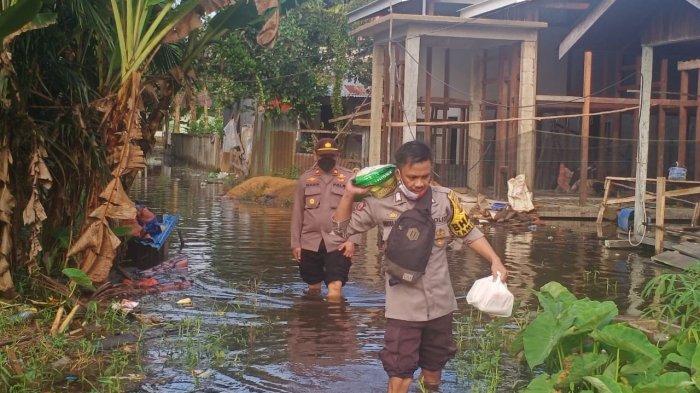 Kapolsek Meliau Salurkan Bantuan Sembako untuk Warga Terdampak Banjir ...