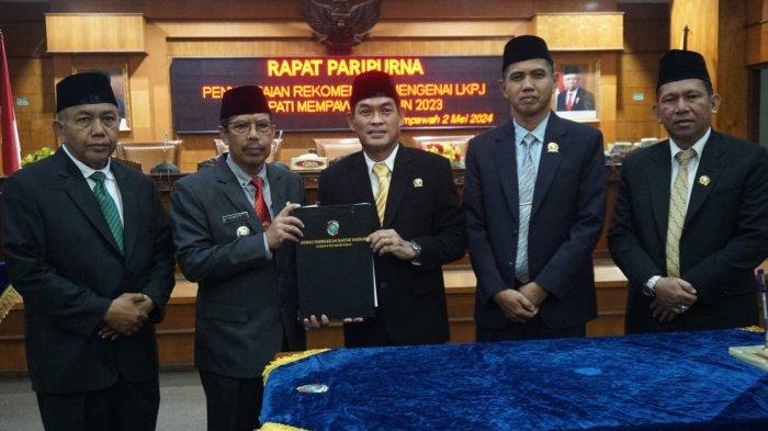 Pj Bupati Mempawah Hadiri Paripurna DPRD Soal Penyampaian Rekomendasi LKPJ 2023 ...