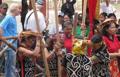 Menumbuk Padi, Tradisi Warga Dayak Kalbar - Tribunpontianak.co.id