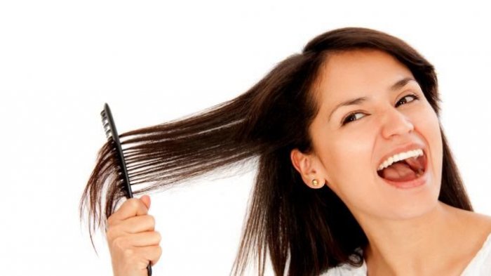 Bukan Dari Pangkal Hingga Ujung Rambut, Begini Cara yang Benar Menyisir ...