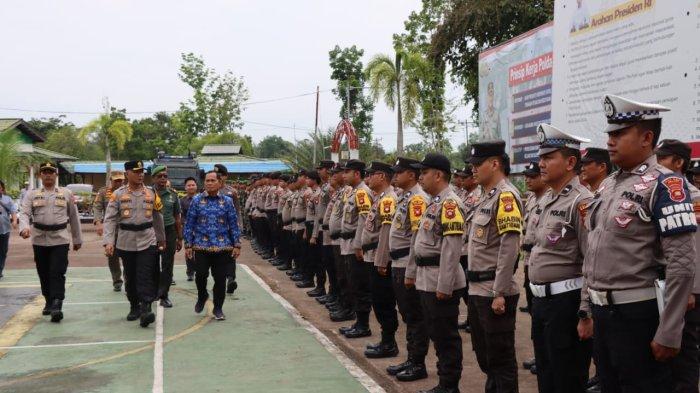 Kapolres Melawi Pimpin Apel Gelar Pasukan Mantap Brata Kapuas 2023-2024 untuk Pengamanan Pemilu ...