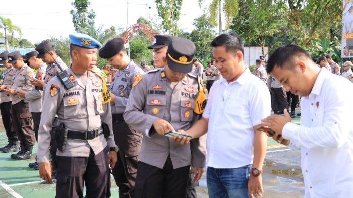 Kabag Ops Polres Melawi Melakukan Pengecekan Buku Saku Pengamanan TPS Tahun 2024 Seluruh ...