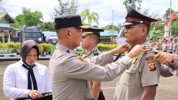 Kapolres AKBP Muhammad Syafi’i Pimpin Upacara Kenaikan Pangkat Personel Polres Melawi ...