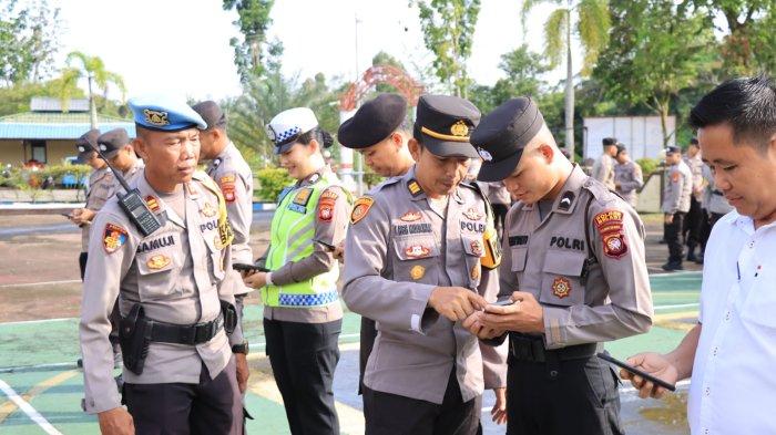 Kabag Ops Polres Melawi Cek Buku Saku Pengamanan TPS Tahun 2024 - Tribunpontianak.co.id