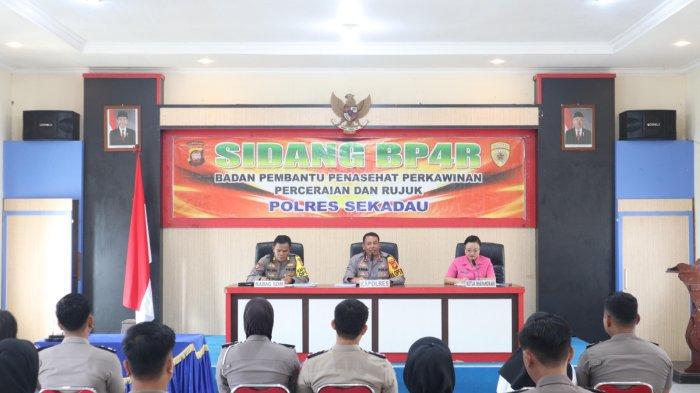 Lima Bintara Polres Sekadau Ikuti Sidang BP4R, Kapolres Berikan Nasehat ...