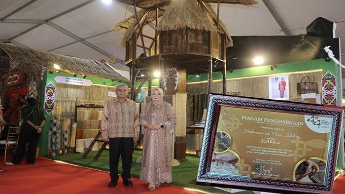 Tampilkan Rumah Baluk Adat Bidayuh, Dekranasda Kalbar Raih Juara II ...