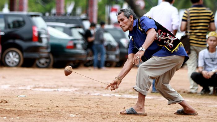 [FOTO-FOTO] Lomba Permainan Tradisional Dayak di PGD Ke-31 Kalbar ...