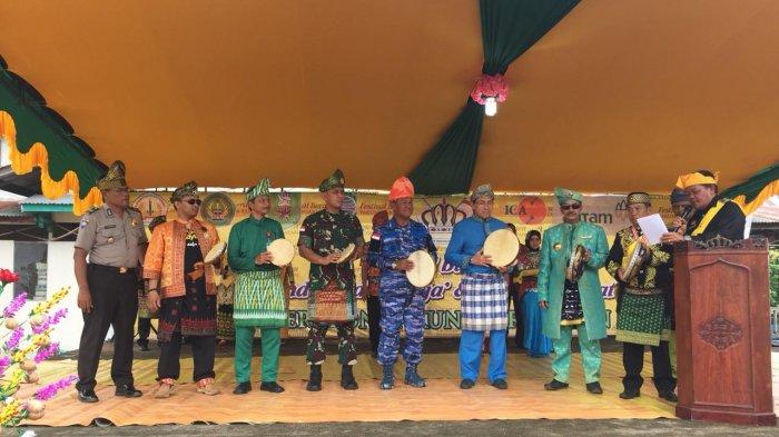 Paolus Hadi Buka Festival Mande Bedel dan Perang Ketupat di Keraton ...