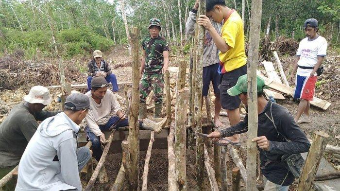 Warga Kuayan dan Satgas TMMD Pasang Papan Mal dan Kayu Cerocok untuk ...