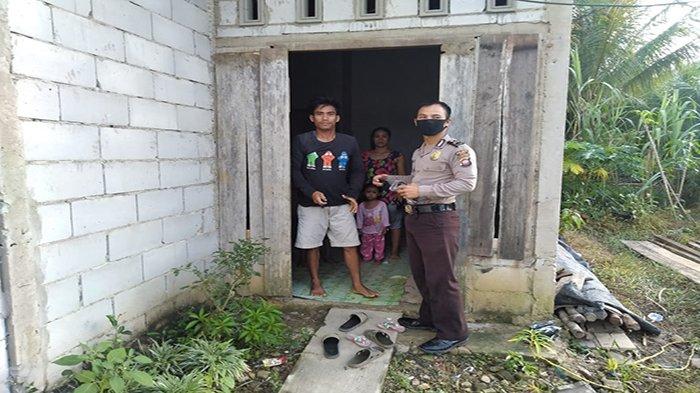 Cegah Covid 19 Bhabinkamtibmas Polsek Pemangkat Lakukan Sambang Dan