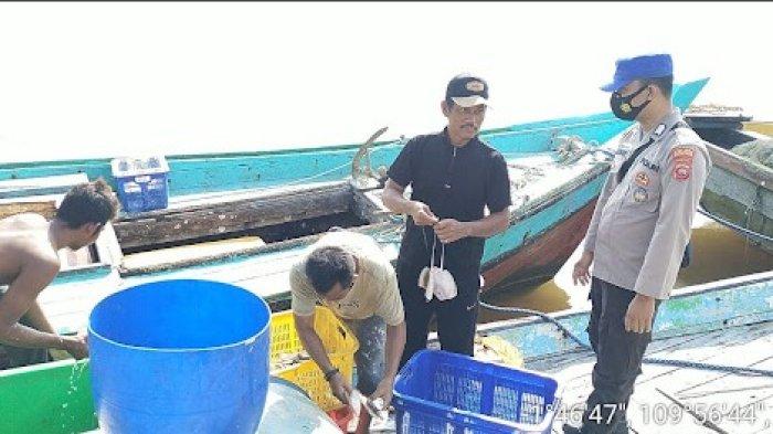 Personel Polair Ketapang Sampaikan Imbauan Utamakan Keselamatan pada Nelayan Karena Cuaca Buruk ...
