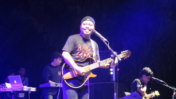 Ternyata Ini Alasan Vokalis Payung Teduh Mengundurkan Diri ...