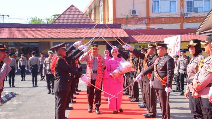 Tradisi Pedang Pora Sambut Kedatangan Kapolres Sintang yang Baru AKBP Dwi Prasetyo Wibowo ...
