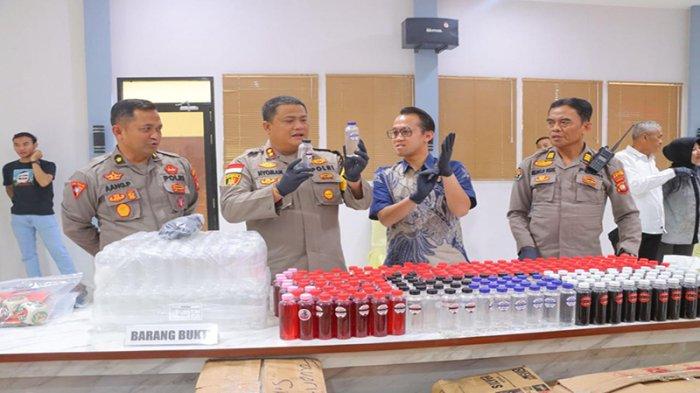 Operasi Pekat, Polres Sintang Tangkap Produsen Miras dan Ribuan Botol Diamankan ...