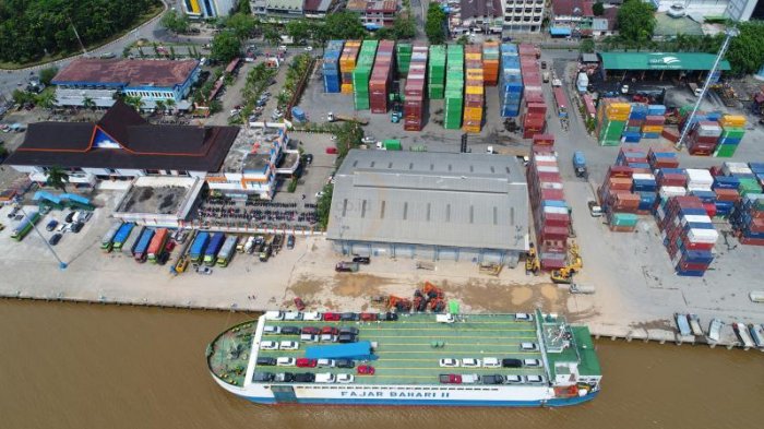 Foto Pelabuhan Penumpang dan Terminal Peti Kemas di Pelabuhan Dwikora ...