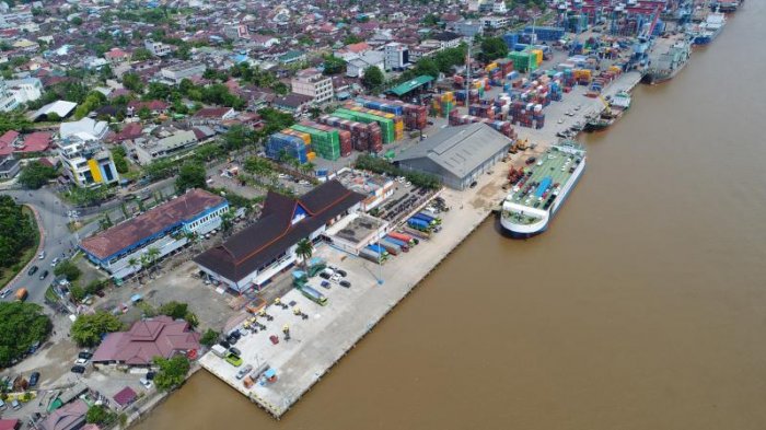 Foto Pelabuhan Penumpang dan Terminal Peti Kemas di Pelabuhan Dwikora ...