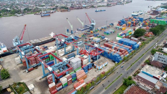 Aktivitas Bongkar Muat di Pelabuhan Peti Kemas Dwikora Pontianak ...