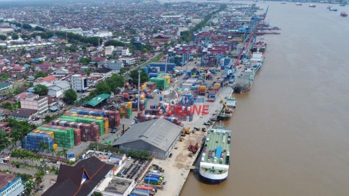 Aktivitas Bongkar Muat di Pelabuhan Peti Kemas Dwikora Pontianak ...