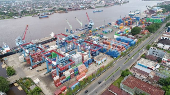 Kesibukan Aktivitas Bongkar Muat di Pelabuhan Peti Kemas Dwikora ...