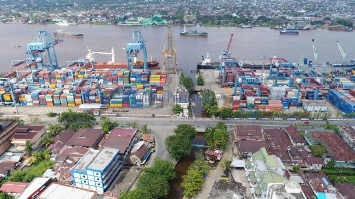 Kesibukan Aktivitas Bongkar Muat di Pelabuhan Peti Kemas Dwikora ...