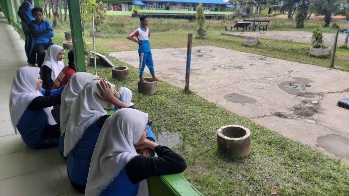 PETAKA Candaan Tarik Kursi Siswi SMPN 4 Sintang, Korban Sakit di Pinggul & Paha Hingga Dirawat ...