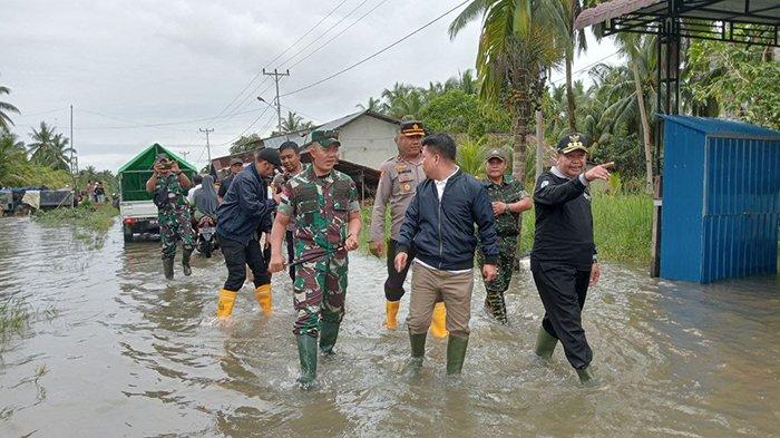 Update Banjir Sambas: Debit Air di Desa Perigi Limus Naik 10 Cm, Desa Semanga Capai 180 Cm ...