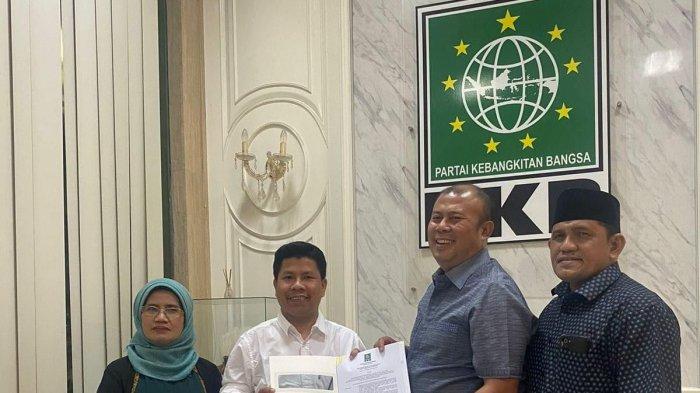 Satono-Heroaldi Terima SK Dua Partai Pengusung Maju Pilkada Sambas 2024 - Tribunpontianak.co.id