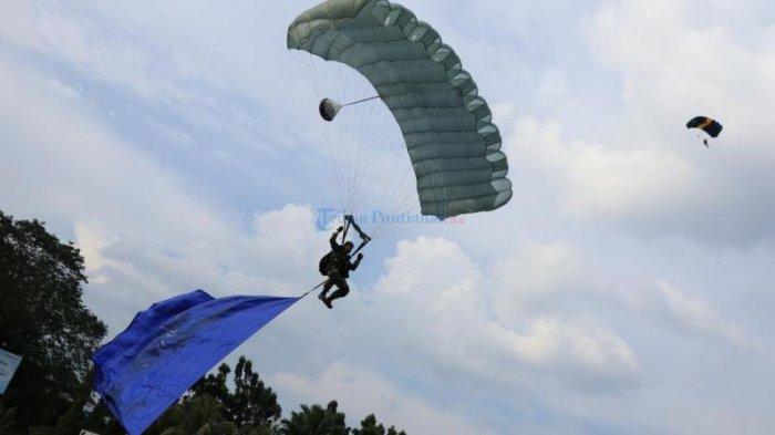 FOTO: Demonstrasi Free Fall 10 Peterjun dari Ketinggian 6000 Kaki ...