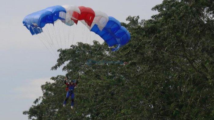 FOTO: Demonstrasi Free Fall 10 Peterjun dari Ketinggian 6000 Kaki ...