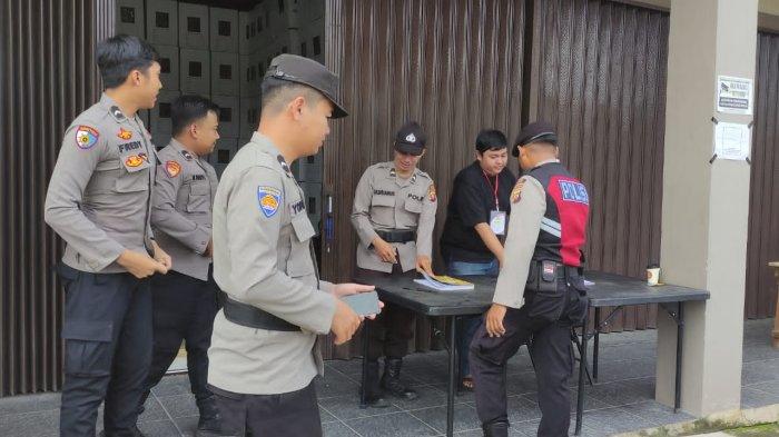 Polres Landak Melaksanakan Pengamanan, Patroli di Kantor KPU dan Gudang Logistik Pemilu ...