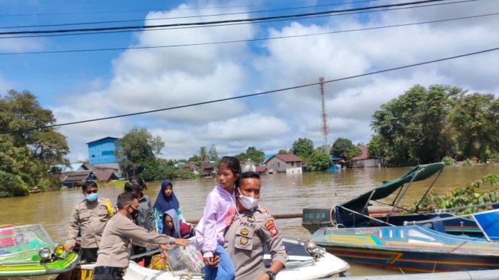Peduli Korban Banjir, Kapolsek Nanga Pinoh dan Personel Evakuasi Warga ke Tempat Aman ...