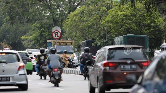 FOTO: Sejumlah Pengendara Langgar Larangan Rambu Putar Balik Arah di ...